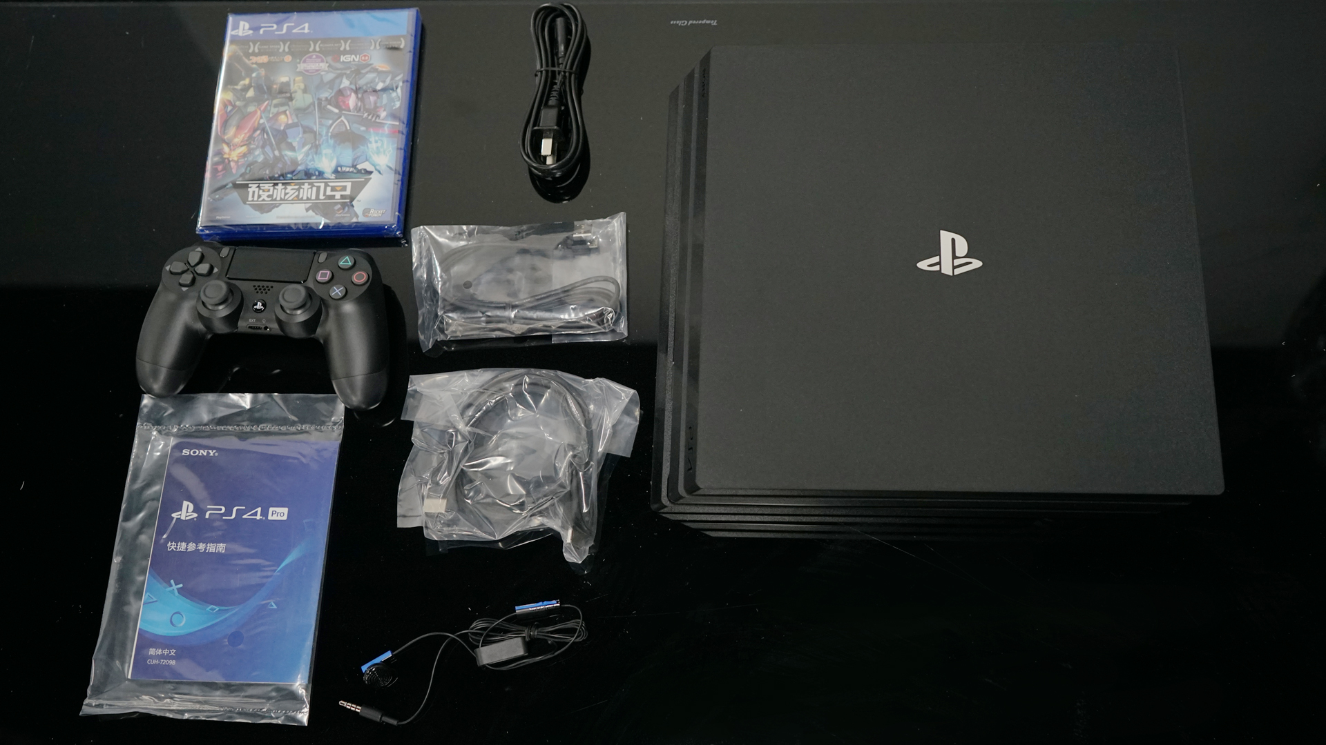 《硬核机甲》PS4 Pro同捆套装开箱 内含实体版游戏盘- DoNews游戏